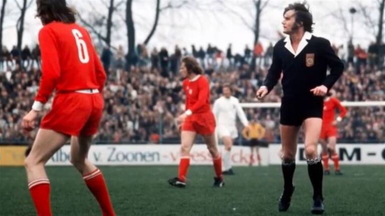 Frans Derks (89) overleden: oud-scheidsrechter was vooral bekend door ...