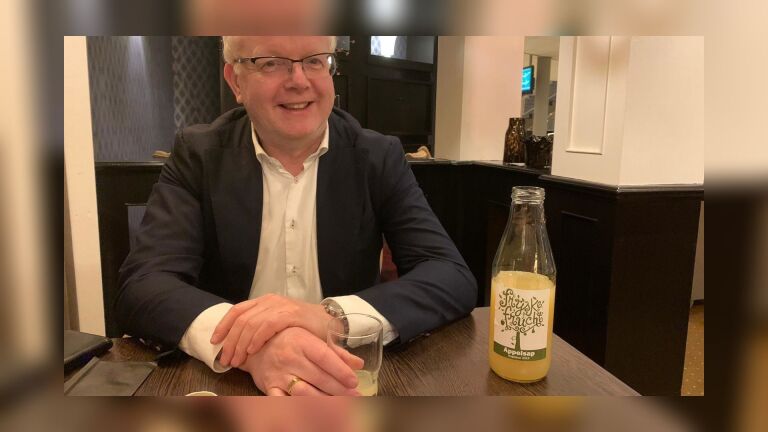 Appeltjes van Oranjewoud: sap van Stichting Fryske Frucht bij het ontbijt