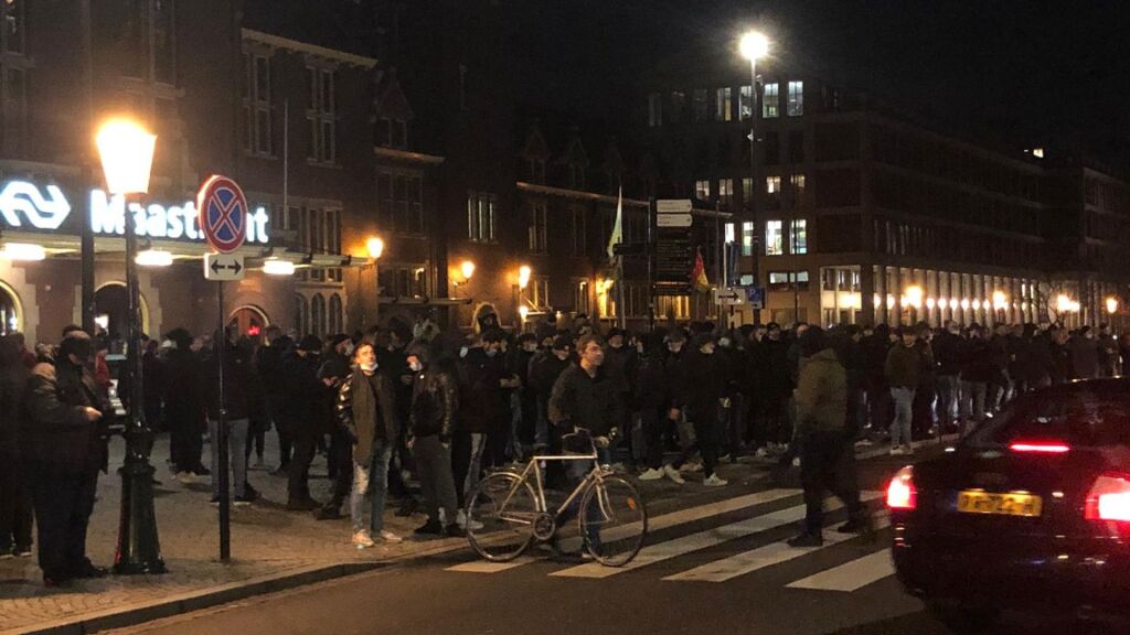Manifestatie MVV-fans: 'Relschoppers blijf van onze stad af'