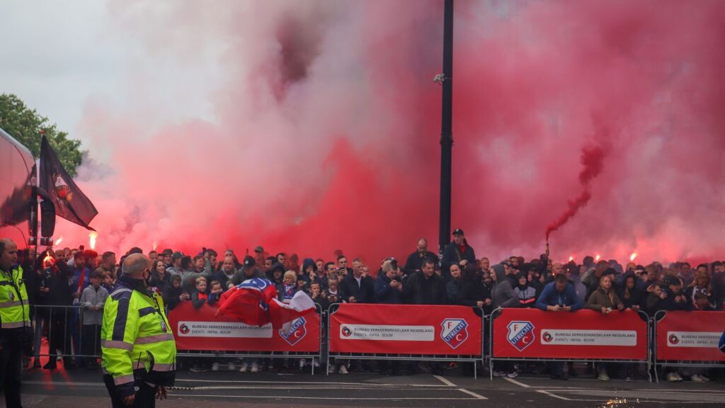 Honderden FC Utrecht-fans bij vertrek spelersbus