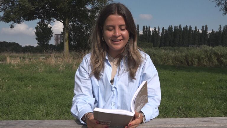 Dichtbundel over seksueel misbruik: 'Iedereen kent pijn, het is goed om ...