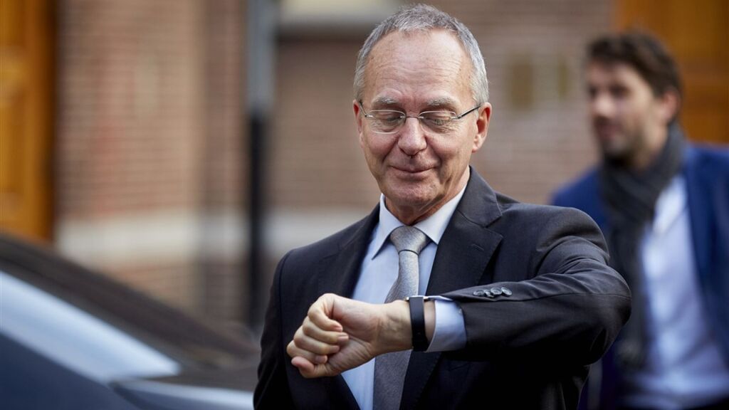 Henk Kamp ziet Rutte nog wel acht jaar aanblijven: "Zet er fles wijn op"