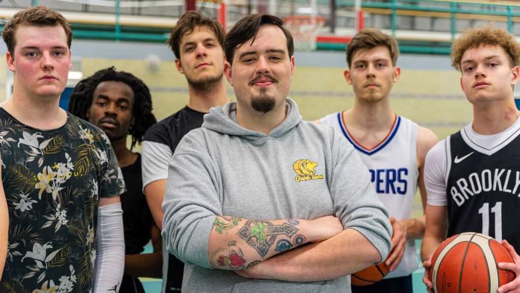 Jasper (21) heeft nu al zijn eigen basketbalclub: "Dit is m'n kindje"
