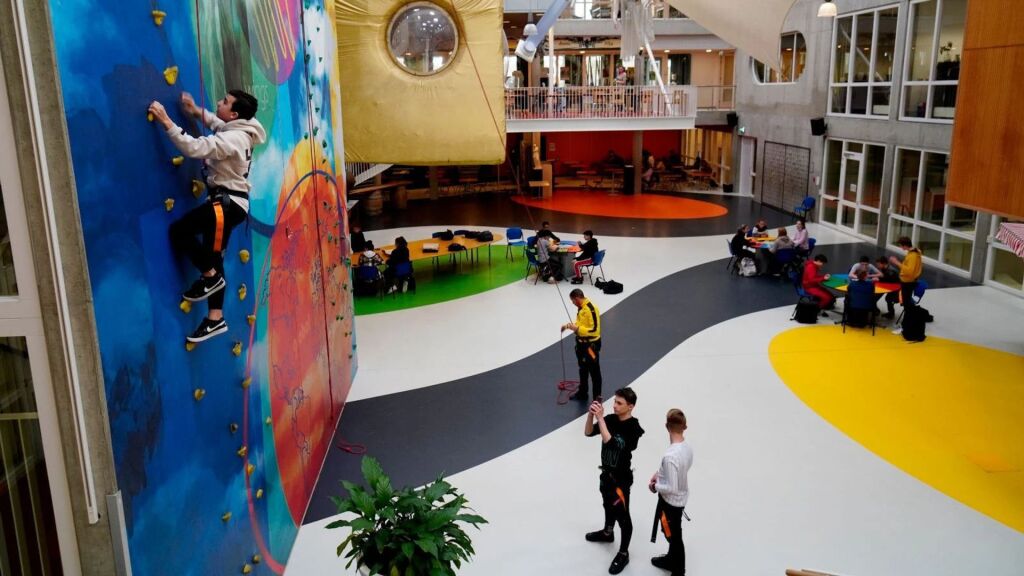 'Agoraschool moet meer aandacht geven aan hoofdvakken'