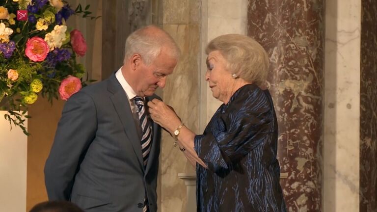 Klaas Post uit Urk krijgt Zilveren Anjer opgespeld door Prinses Beatrix