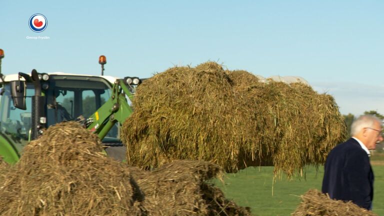 Boeren verwerken bermgras en hekkelspecie tot compost