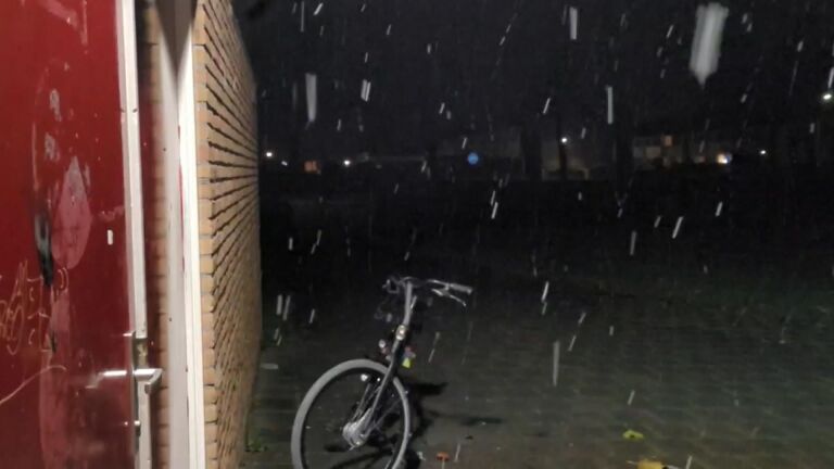 Eerste sneeuwvlokken van het najaar vallen in Drenthe