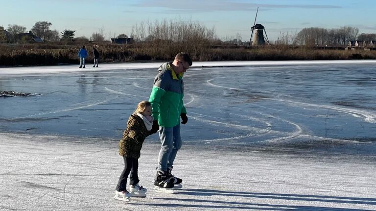 Schaatskoorts neemt toe, steeds meer mensen wagen zich op natuurijs