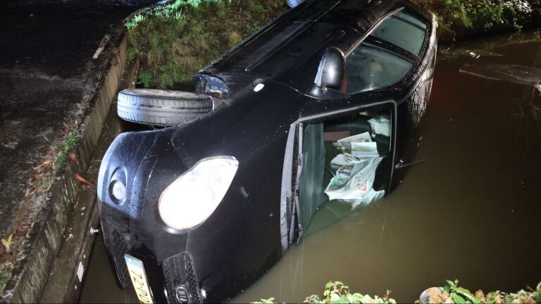 Opnieuw veel ongelukken door gladheid: strooiwagen en krantenbezorger rijden sloot in