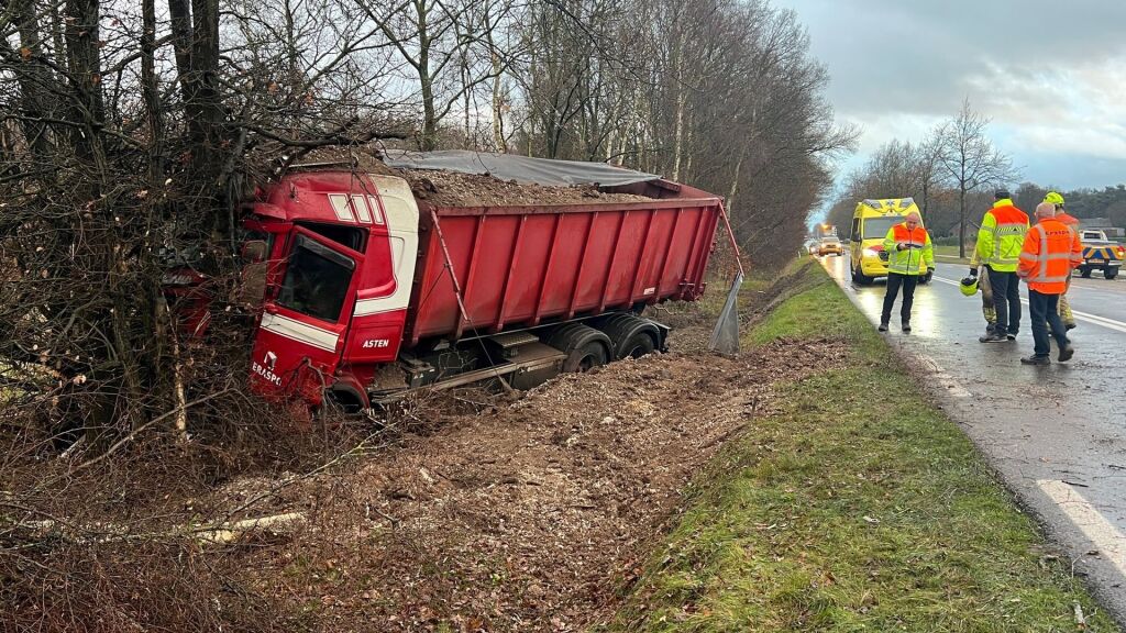 Vrachtwagen raakt van weg en botst tegen boom