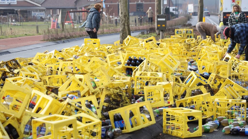 Vrachtwagen verliest honderden kratten vol flessen frisdrank