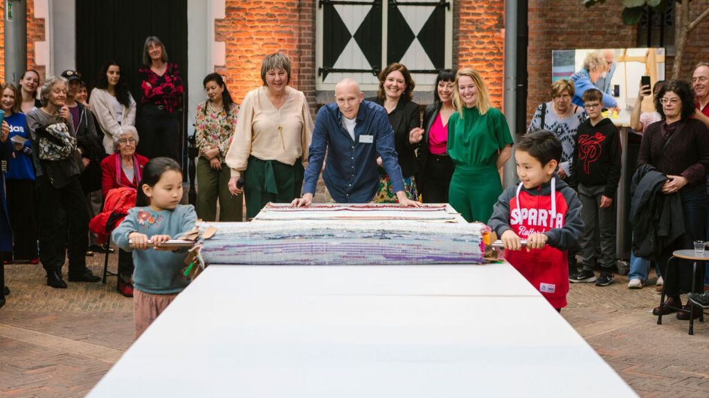 'Kleed van Delft' vol verhalen geschonken aan de stad