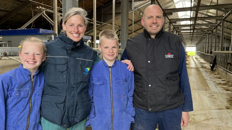 Koeien van uitgekochte veehouder Dennis Smit verhuizen naar nieuwe boerderij