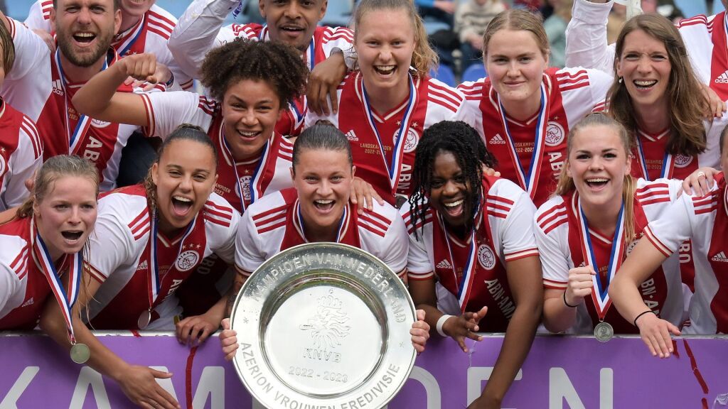 Sherida Spitse emotioneel na landstitel Ajax-vrouwen: 'Met vallen en ...