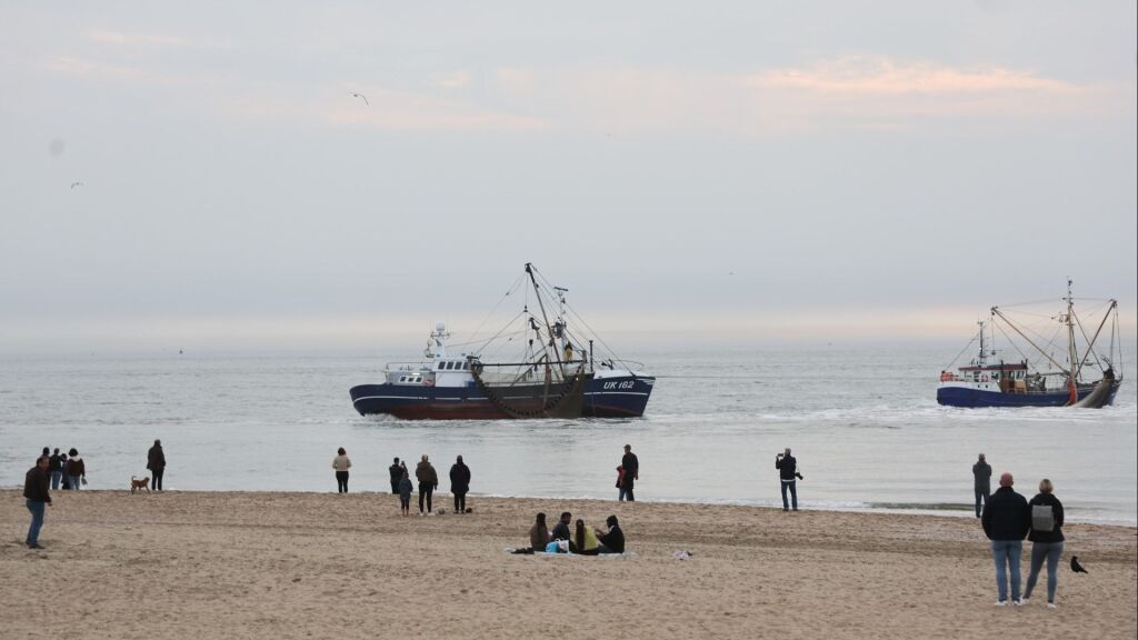 Viskotter strandt voor Kurhaus