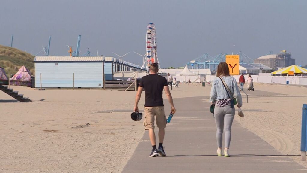 Recordaantal reizigers neemt de metro naar het strand op openingsdag ...