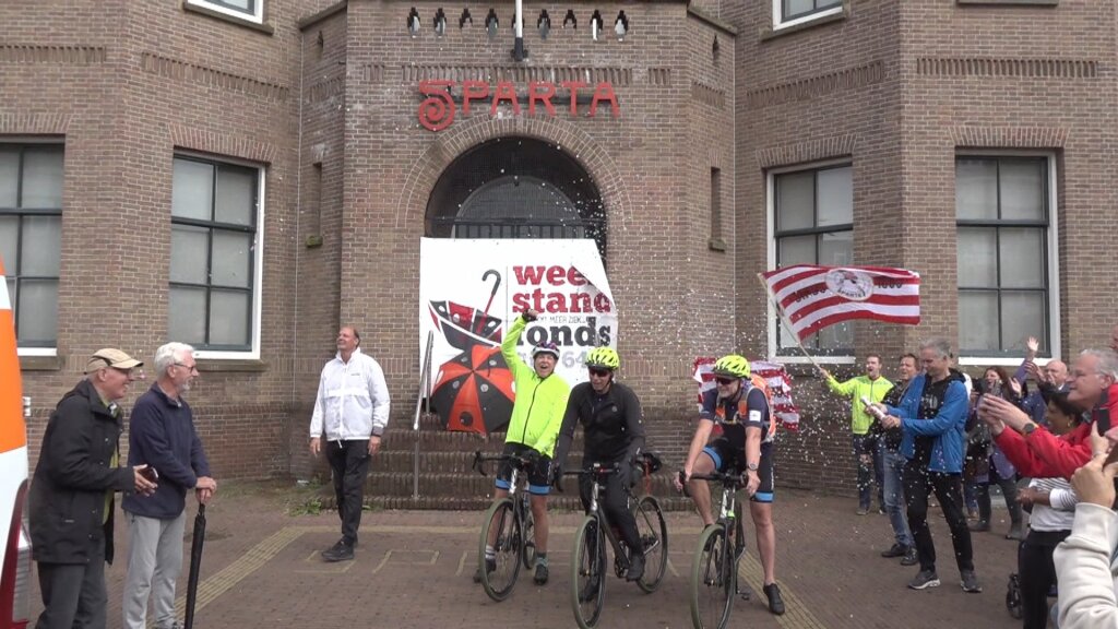 Deze drie Spartanen fietsen spartaans 10.000 kilometer naar Sparta, via ...