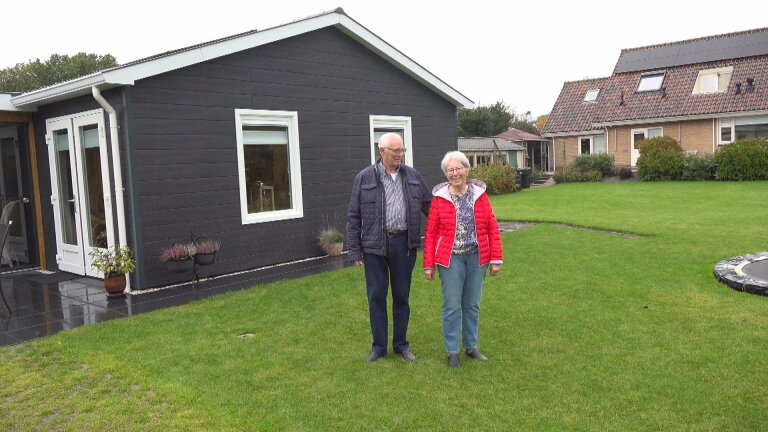 Chris (80) en Gieltje (79) wonen bij hun zoon in de tuin: 'Een win ...