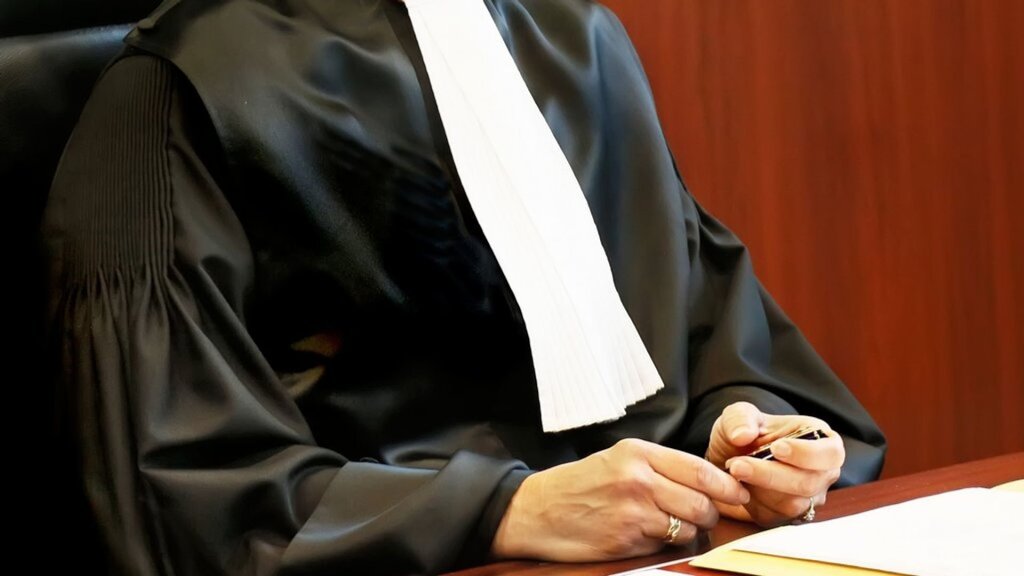 Rechter of griffier voor de klas om les te geven over rechtspraak