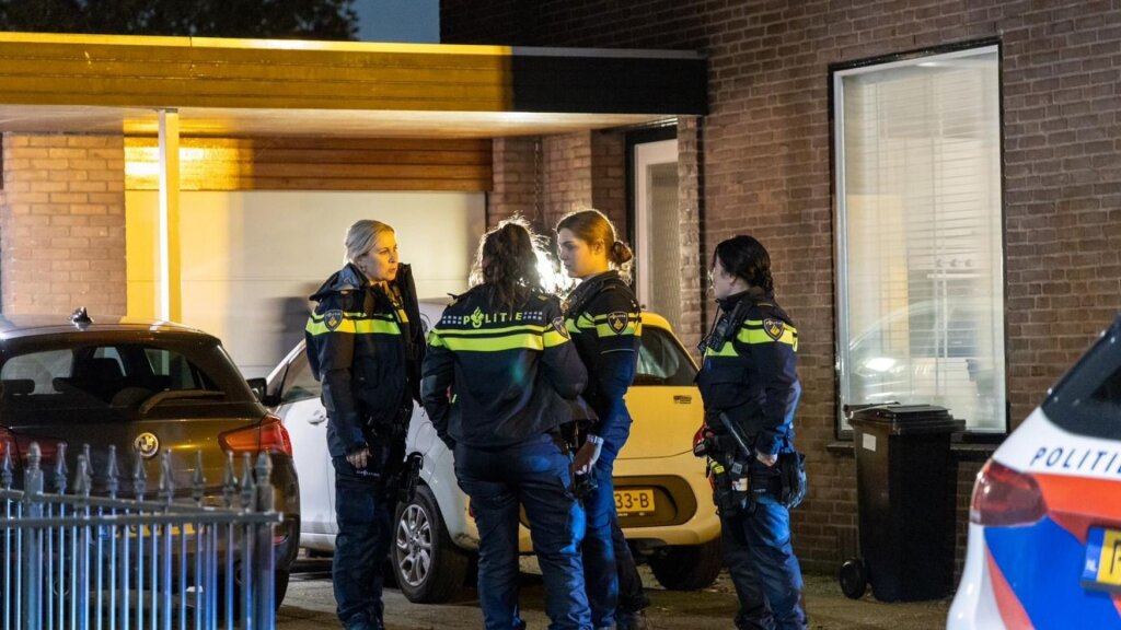 Man voortvluchtig na gewelddadige woningoverval Cruquius, bewoner gewond