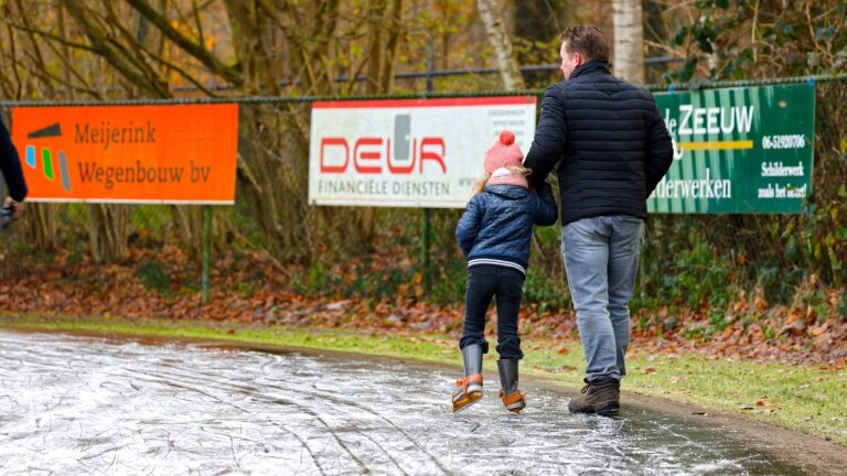 In beeld: Honderden schaatsliefhebbers in Doorn genieten van eerste ijs