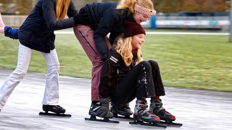 In beeld: Honderden schaatsliefhebbers in Doorn genieten van eerste ijs