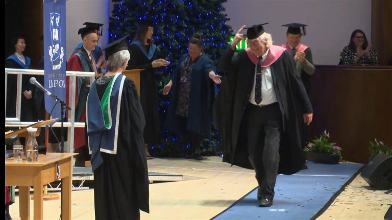 Dave (72) liet huis en haard achter om een jaar lang een master over ...