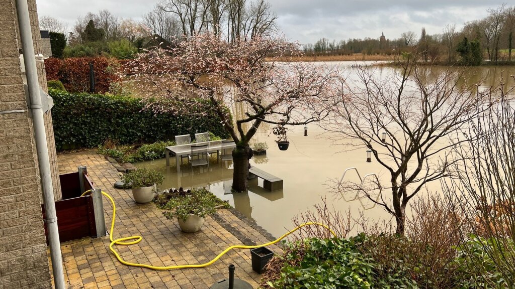 Tuinen buitendijkse woningen Leerdam onder water: 'Vannacht al paar ...