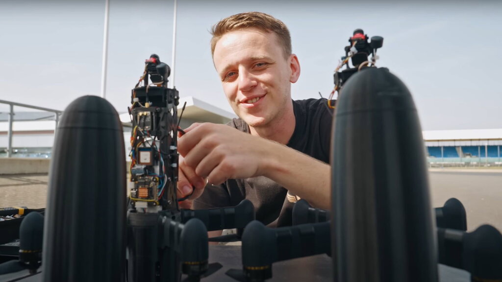 Snelle drone van Thomas uit Middelburg verslaat Max Verstappen in F1-wagen