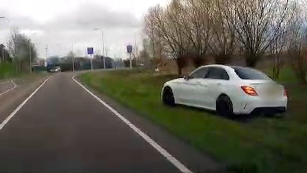 Rij-instructeur filmt doldwaze inhaalactie: 'Wat een mafkees!'