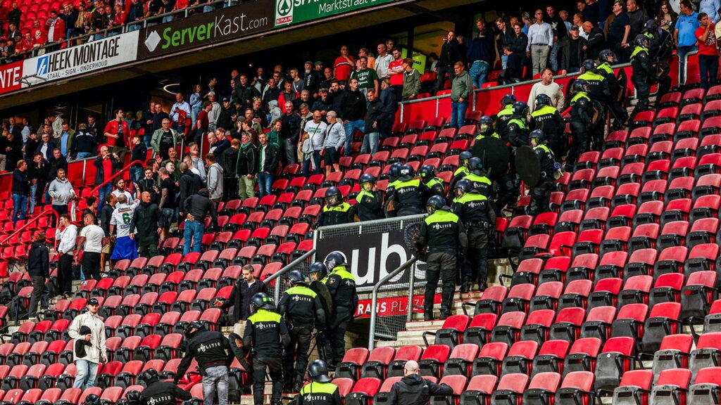 OM vervolgt twintig verdachten voor rellen FC Twente-Hammarby