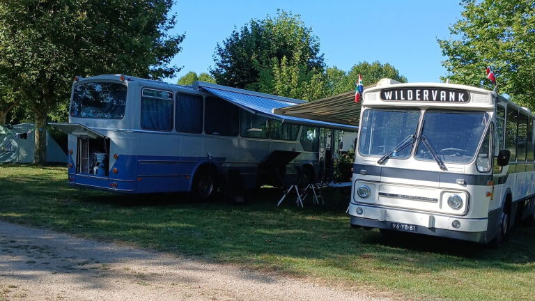 Wildervankster tweeling met twee Gado-bussen naar Spanje: 'Ja, we ...