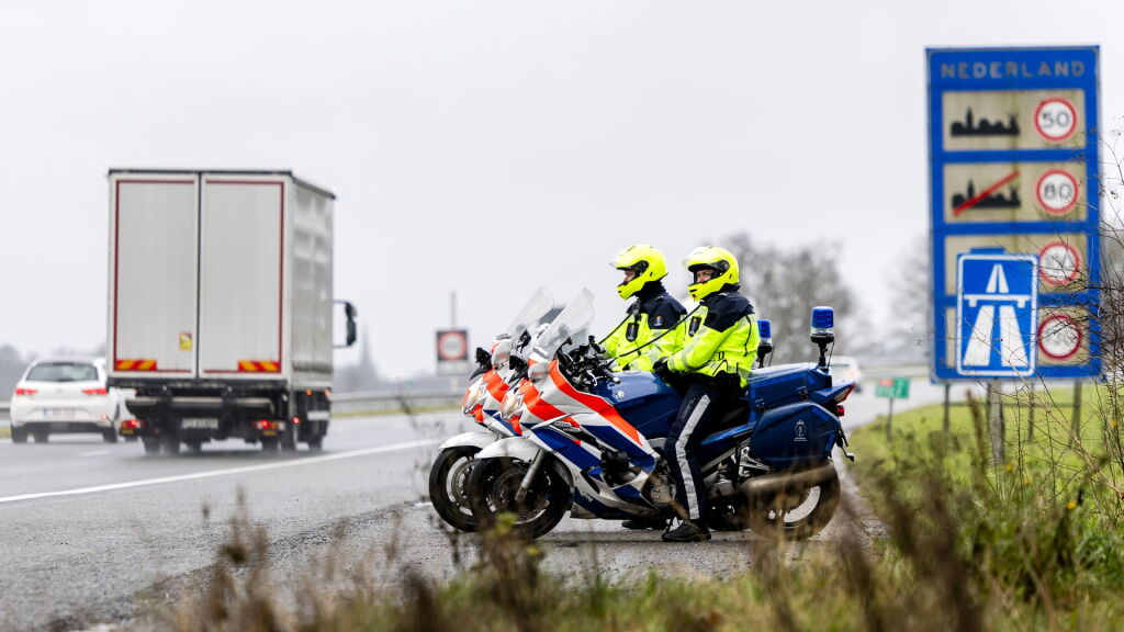 Marechaussees gefrustreerd door grenscontroles zonder resultaat: "Een ...