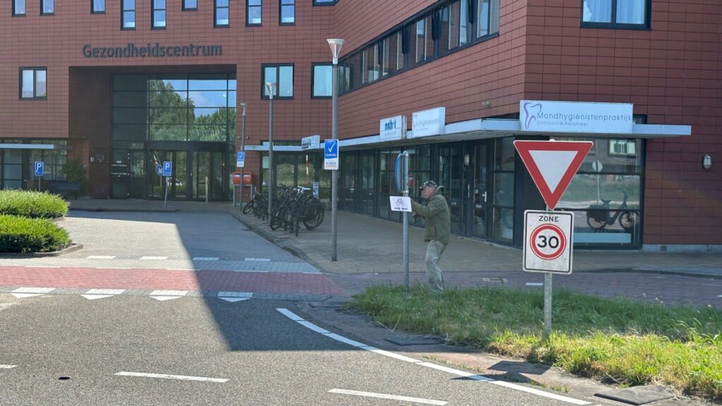 Buurman doodgereden Natacha plaatst zelfgemaakt verkeersbord om rotonde veiliger te maken