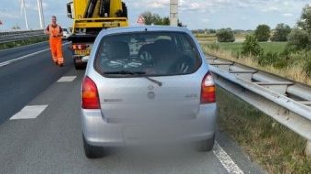 Auto geparkeerd op invoegstrook Pleijroute