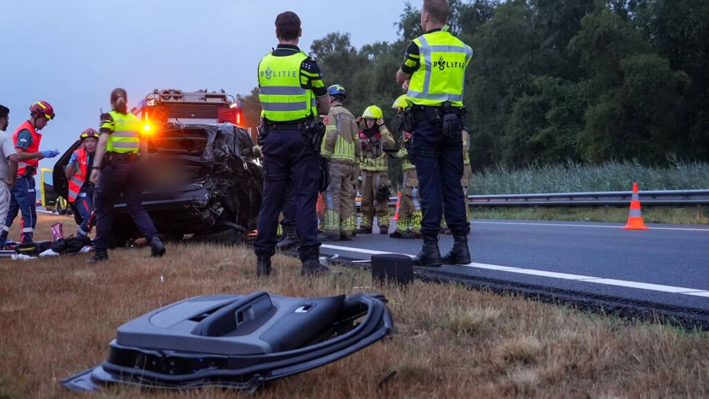 Vier gewonden bij crash op A67, weg urenlang volledig dicht