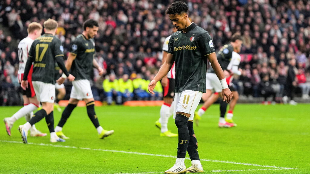 PSV spaart Feyenoord, maar vergroot druk op Van Persie en Te Kloese